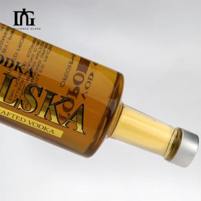 Cina Colletto di vetro personalizzato Bottiglia di vodka da 750 ml/1000 ml per liquori e vini ad alta capacità in vendita