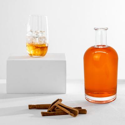 Cina 500 ml 700 ml 750 ml 1000 ml Bottiglia in vetro a fondo spessa di vodka per liquori e bevande a base di tequila in vendita