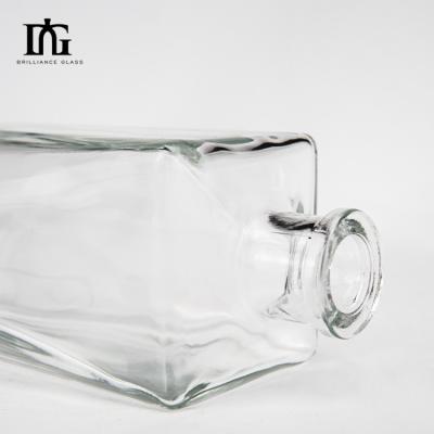 Cina 500 ml 750 ml 1000 ml Colletto di vetro Quadrato trasparente vuoto Flint Beverage Bottle For Wine in vendita