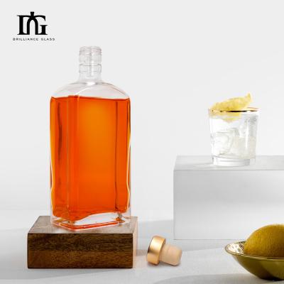 Cina 500 ml 700 ml Succo personalizzato Bevande Liquor Spiriti Bottiglia di vetro con tappo a chiusura e viti in vendita