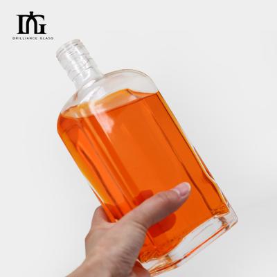 Cina 500 ml 700 ml Succo personalizzato Bevande Liquor Spiriti Bottiglia di vetro con tappo a chiusura e viti in vendita