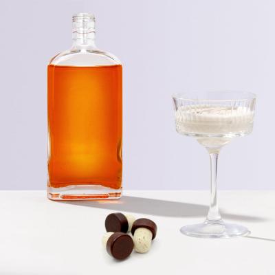 Cina 500 ml 700 ml Succo personalizzato Bevande Liquor Spiriti Bottiglia di vetro con tappo a chiusura e viti in vendita