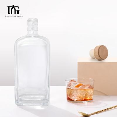 Cina 500 ml 700 ml Succo personalizzato Bevande Liquor Spiriti Bottiglia di vetro con tappo a chiusura e viti in vendita