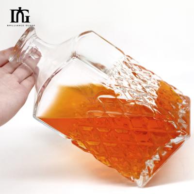 Cina BRILLIANCE Bottiglia di vetro da 500 ml/750 ml per bevande di alta forma chiara e personalizzabile in vendita