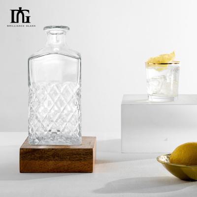Cina BRILLIANCE Bottiglia di vetro da 500 ml/750 ml per bevande di alta forma chiara e personalizzabile in vendita