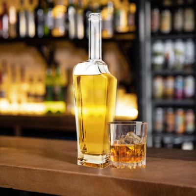 中国 375ml 500ml 700ml ユニークなデザイン ウォッカ ジン ウィスキー スピリッツ コルク付き ガラスボトル 販売のため
