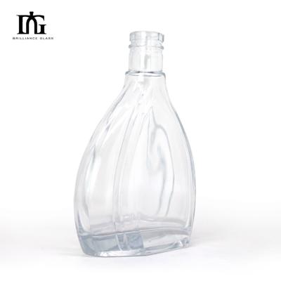 Cina Bottiglia rotonda trasparente da 700 ml a 750 ml di vetro di vodka whisky rum con tappo a vite e campione in vendita