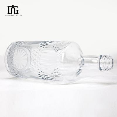 Cina Bottiglia di vetro vuota classica quadrata chiara per liquori e bevande di tipo CORK in vendita