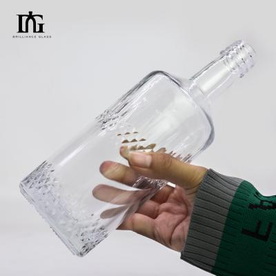Cina Bottiglia di vetro vuota classica quadrata chiara per liquori e bevande di tipo CORK in vendita