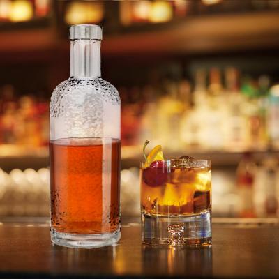 Cina 750 ml/700 ml bottiglia di vetro per vodka gin rum whisky fornito da accettazione logo personalizzato in vendita