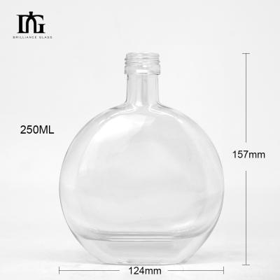 China 500 ml 250 ml capaciteit gegraveerde glazen fles voor alcoholische dranken Vodka Whisky op maat Te koop