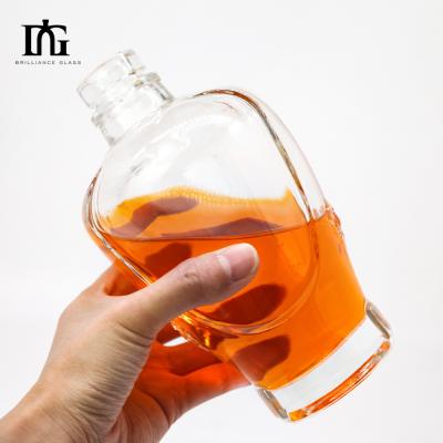 Cina Altre bevande Bottiglia di vetro di vodka vuota da 50 cl con coperchio di sughero e superficie opaca in vendita