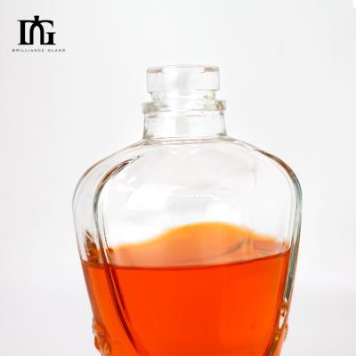 Cina Altre bevande Bottiglia di vetro di vodka vuota da 50 cl con coperchio di sughero e superficie opaca in vendita