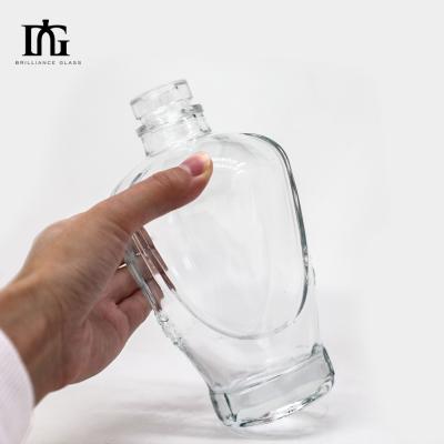 Cina Altre bevande Bottiglia di vetro di vodka vuota da 50 cl con coperchio di sughero e superficie opaca in vendita