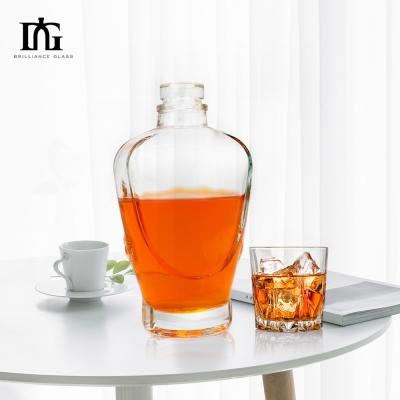 Cina Altre bevande Bottiglia di vetro di vodka vuota da 50 cl con coperchio di sughero e superficie opaca in vendita