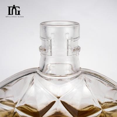 Cina 700 ml Extra Flint Clear Alcohol Rum Gin Vodka Brandy Bottiglia di vetro Con tappo Perfetto in vendita