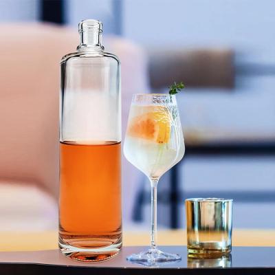 Cina Bottiglia di vetro 500 ml 700 ml 750 ml Bottiglia di whisky alta con materiale per il colletto in vendita