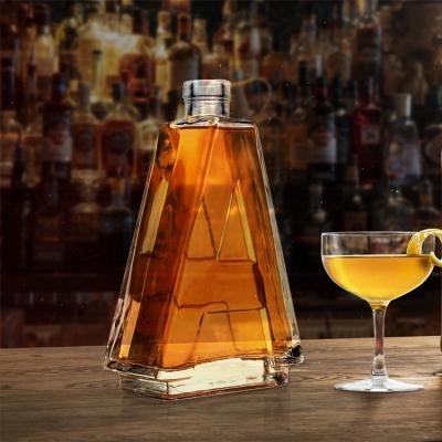 Cina Manipolazione di superficie di incisione 50 cl Chiara Scotch vuoto Vodka Bottiglia di vetro con sughero in vendita
