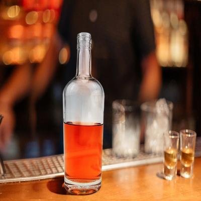 Cina 500 ml 700 ml 750 ml Super Flint Glass Bottle Whiskey Vodka Gin Bottle con tappo a vite di sughero Tipo in vendita