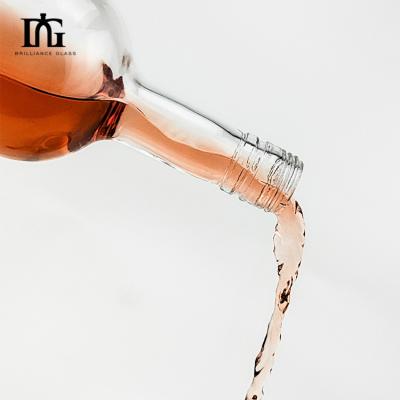 Cina 500 ml 700 ml 750 ml Super Flint Glass Bottle Whiskey Vodka Gin Bottle con tappo a vite di sughero Tipo in vendita