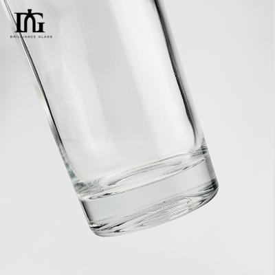 Cina 500 ml 700 ml 750 ml Super Flint Glass Bottle Whiskey Vodka Gin Bottle con tappo a vite di sughero Tipo in vendita