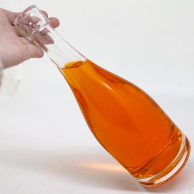 Cina Bottiglia di liquore in vetro da 1000 ml/750 ml/700 ml/500 ml di capacità per vodka gin rum e altro in vendita