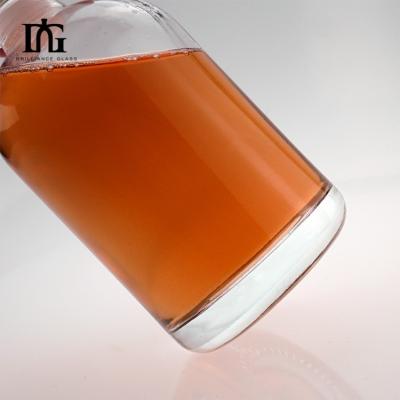 Cina Bottiglia di liquore di vino di frutta di vetro trasparente da 500 ml con superficie incisa in sughero in vendita