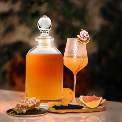 Cina Bottiglia di liquore di vino di frutta di vetro trasparente da 500 ml con superficie incisa in sughero in vendita
