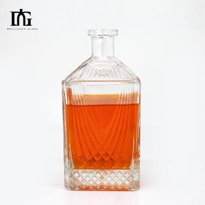 Cina Bottiglia di vetro con tappo a vite a sughero per imballaggi personalizzati di liquori da 1000 ml a 750 ml a 700 ml in vendita