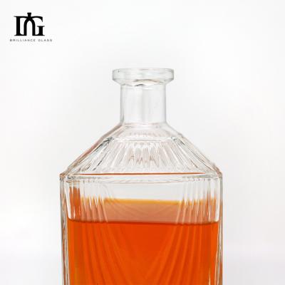Cina Bottiglia di vetro con tappo a vite a sughero per imballaggi personalizzati di liquori da 1000 ml a 750 ml a 700 ml in vendita