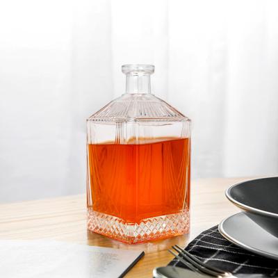 Cina Bottiglia di vetro con tappo a vite a sughero per imballaggi personalizzati di liquori da 1000 ml a 750 ml a 700 ml in vendita