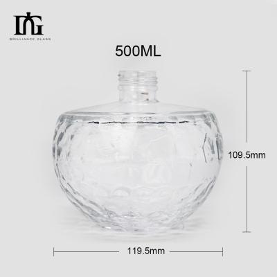 Cina Bottiglia di vetro trasparente da 700 ml con forma di teschio unica e sughero inciso in vendita