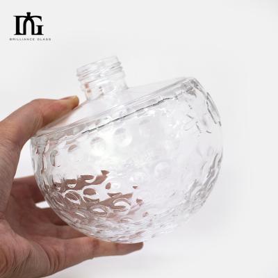 Cina Bottiglia di vetro trasparente da 700 ml con forma di teschio unica e sughero inciso in vendita