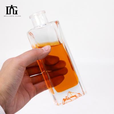 Cina 250ml/350ml/500ml/550ml/650ml/700ml/750ml Bottiglia di vetro Sigillazione di sughero per Vodka Rum Brandy in vendita