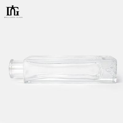 Cina 250ml/350ml/500ml/550ml/650ml/700ml/750ml Bottiglia di vetro Sigillazione di sughero per Vodka Rum Brandy in vendita