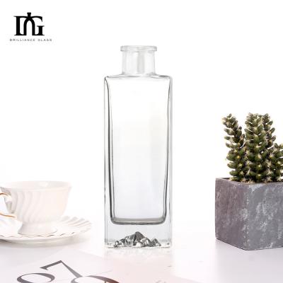 Cina 250ml/350ml/500ml/550ml/650ml/700ml/750ml Bottiglia di vetro Sigillazione di sughero per Vodka Rum Brandy in vendita