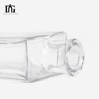 Cina 250ml/350ml/500ml/550ml/650ml/700ml/750ml Bottiglia di vetro Sigillazione di sughero per Vodka Rum Brandy in vendita