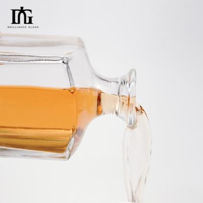 Cina 500 ml/700 ml/750 ml/1000 ml Bottiglia di whisky in vetro con disegno quadrato in vendita
