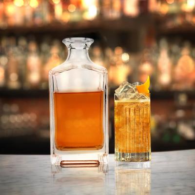 Cina 500 ml/700 ml/750 ml/1000 ml Bottiglia di whisky in vetro con disegno quadrato in vendita