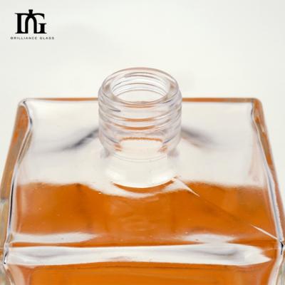Cina Bottiglia di vetro quadrata trasparente 500ml 700ml per il whisky finale Gin Rum Logo accettabile in vendita