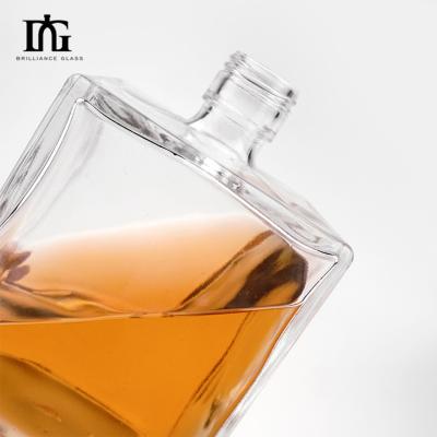 Cina Bottiglia di vetro quadrata trasparente 500ml 700ml per il whisky finale Gin Rum Logo accettabile in vendita