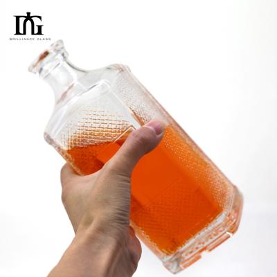 Cina Bottiglia di vetro a fondo rialzato su misura 700 ml Capacità per alcolici Whisky Vodka Gin Tequila in vendita