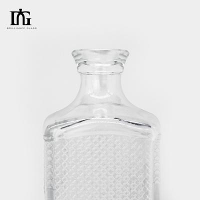 Cina Bottiglia di vetro a fondo rialzato su misura 700 ml Capacità per alcolici Whisky Vodka Gin Tequila in vendita