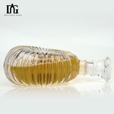China Gravação de superfície Manuseio de garrafas de vidro de 500 ml para bebidas à venda