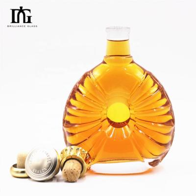 China Gravação de superfície Manuseio de garrafas de vidro de 500 ml para bebidas à venda