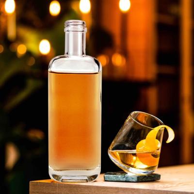 Cina Bottiglia di vetro di vino di 260 ml quadrati con sughero per opzioni di incisione e verniciatura personalizzate in vendita