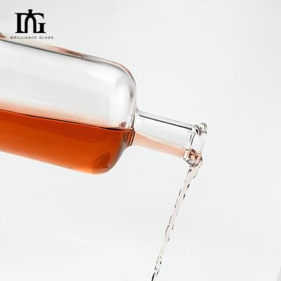 Cina Capacità 750 ml Bottiglia di liquore in vetro quadrato per vodka brandy bottiglia di whisky a cristallo personalizzata in vendita