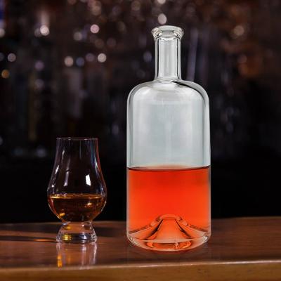 Cina Capacità 750 ml Bottiglia di liquore in vetro quadrato per vodka brandy bottiglia di whisky a cristallo personalizzata in vendita