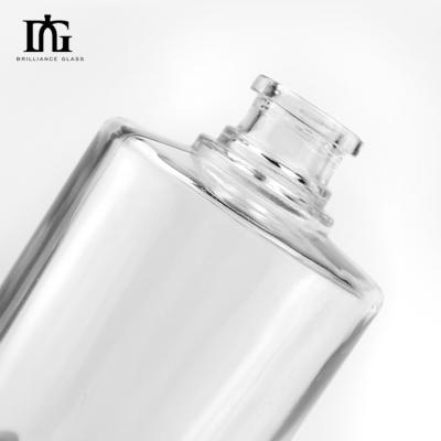 Cina Collare di vetro 500 ml trasparente rotondo vuoto vetro di pietra liquore di vino whisky bottiglia di vodka con tappo di sughero sigillato in vendita