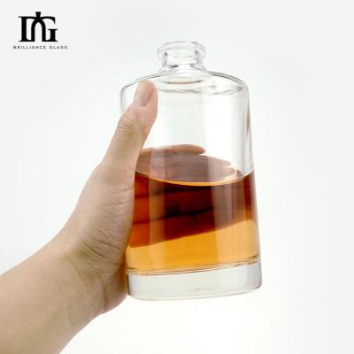 Cina Collare di vetro 500 ml trasparente rotondo vuoto vetro di pietra liquore di vino whisky bottiglia di vodka con tappo di sughero sigillato in vendita